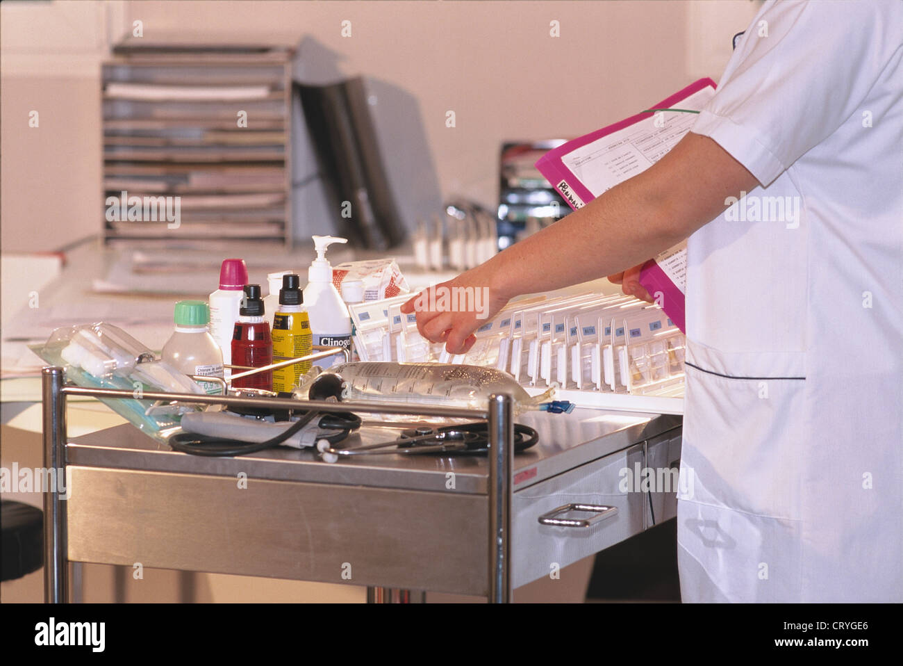 NURSE DISPENSING DRUGS Stock Photo - Alamy