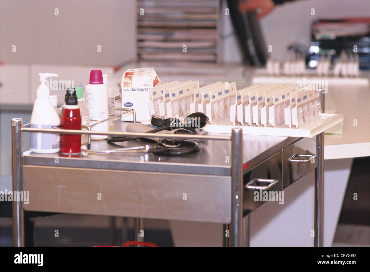 NURSE DISPENSING DRUGS Stock Photo - Alamy