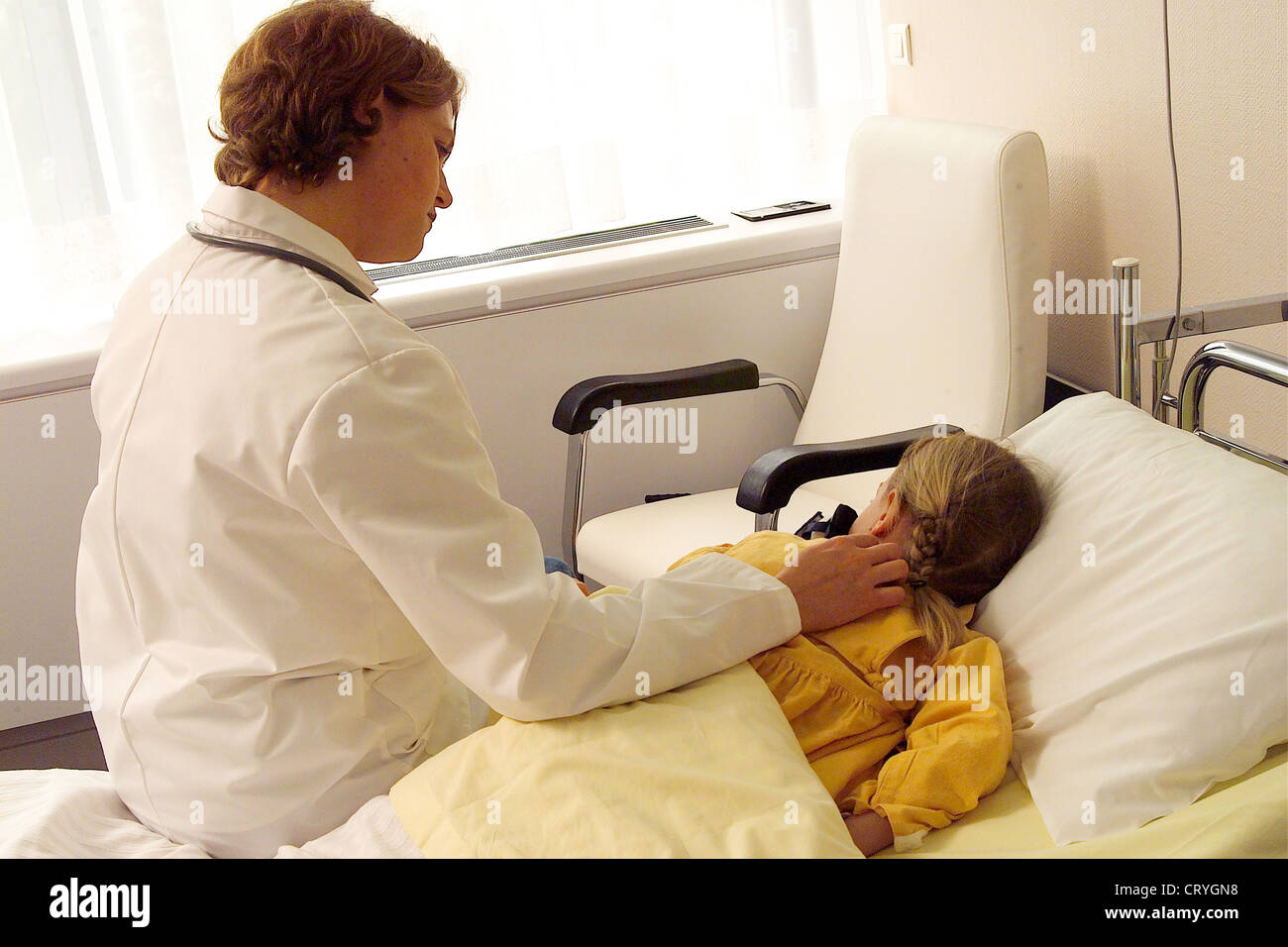 CHILD HOSPITAL PATIENT W. DOCTOR Stock Photo - Alamy