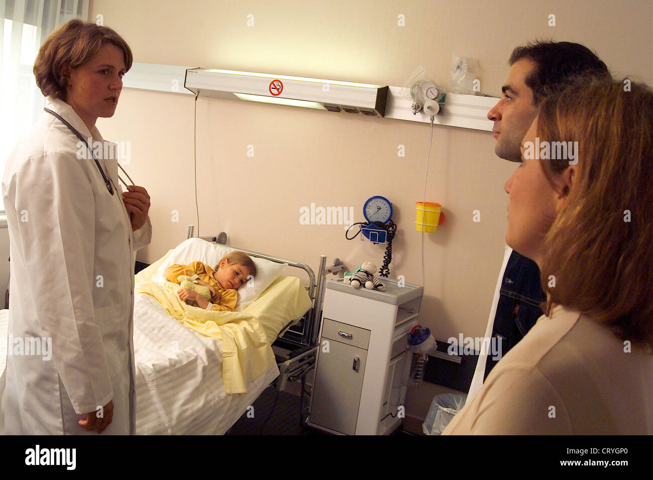 CHILD HOSPITAL PATIENT W. DOCTOR Stock Photo - Alamy