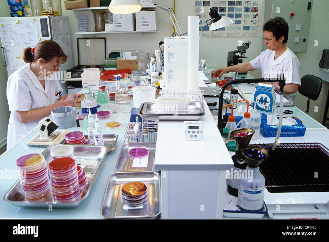 Paramedical worker hi-res stock photography and images - Alamy