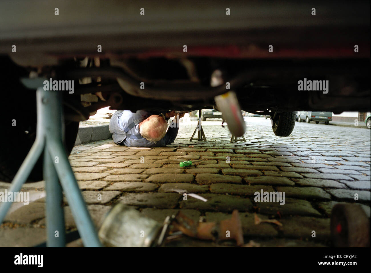 Handyman to repair Stock Photo - Alamy