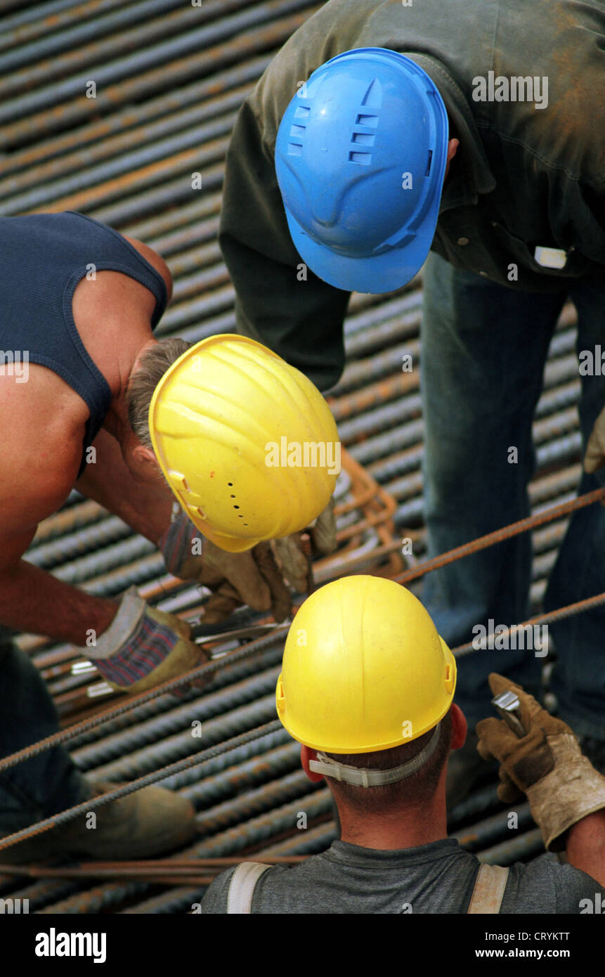 Helmets-working construction workers Stock Photo - Alamy