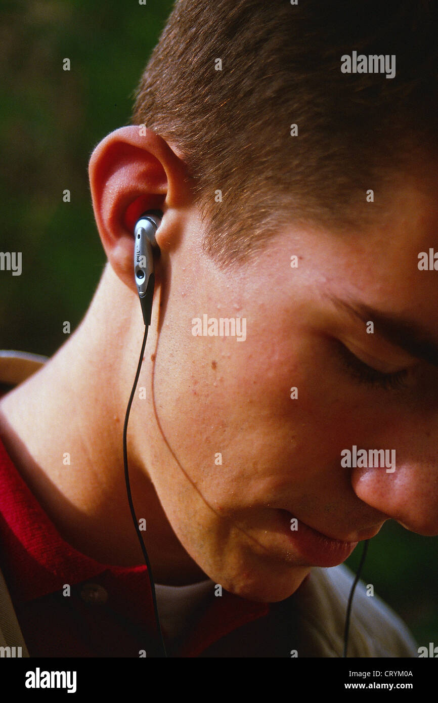 Teens listening to music walkman hi-res stock photography and images ...