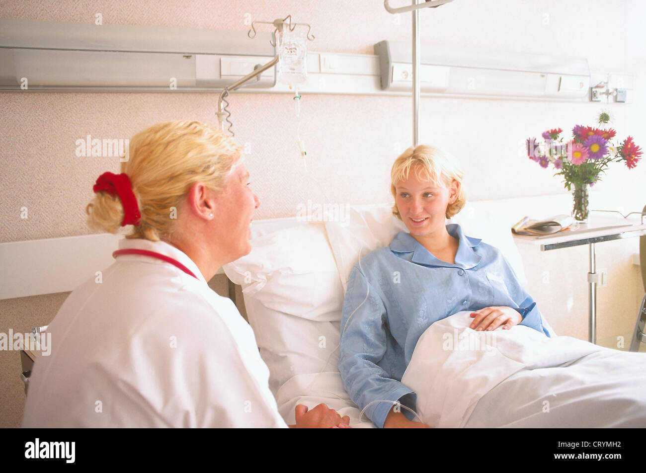WOMAN HOSPITAL PATIENT W. NURSE Stock Photo - Alamy