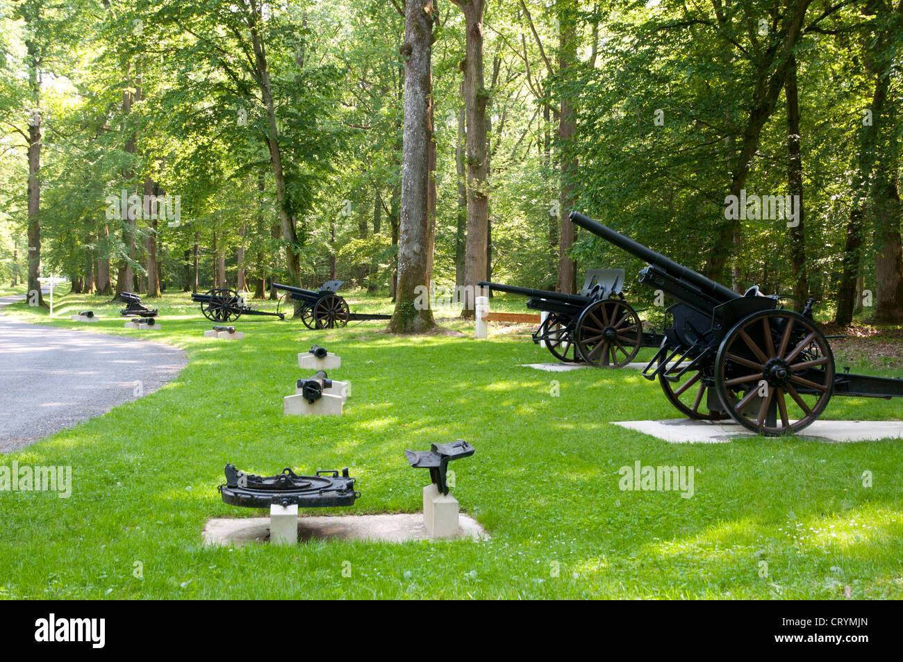 World War One artillery gun in Bellau Wood, memorial to US Marine Corps ...