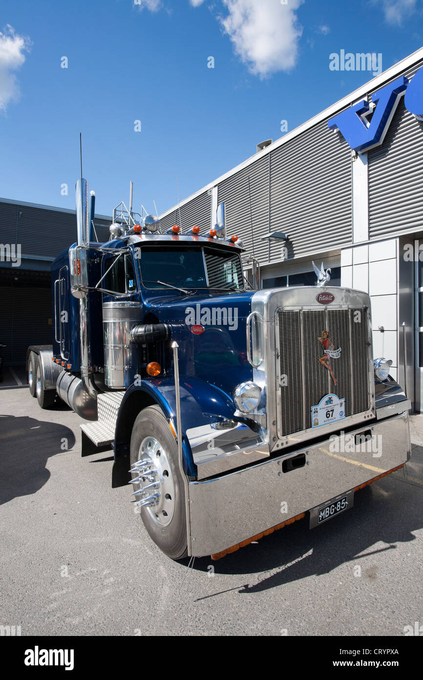 1981 Peterbilt Conventional 359 truck Stock Photo - Alamy