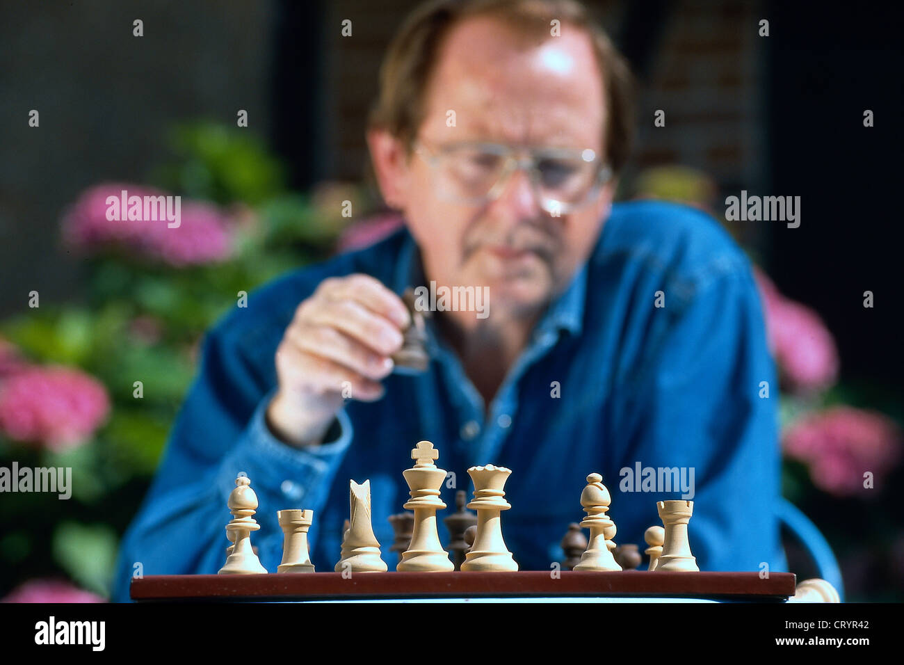 ELDERLY PEOPLE PLAYING CHESS Stock Photo - Alamy