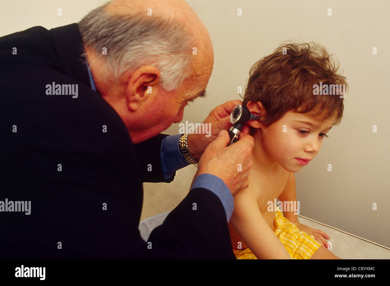 Otoscopic examination child hi-res stock photography and images - Alamy