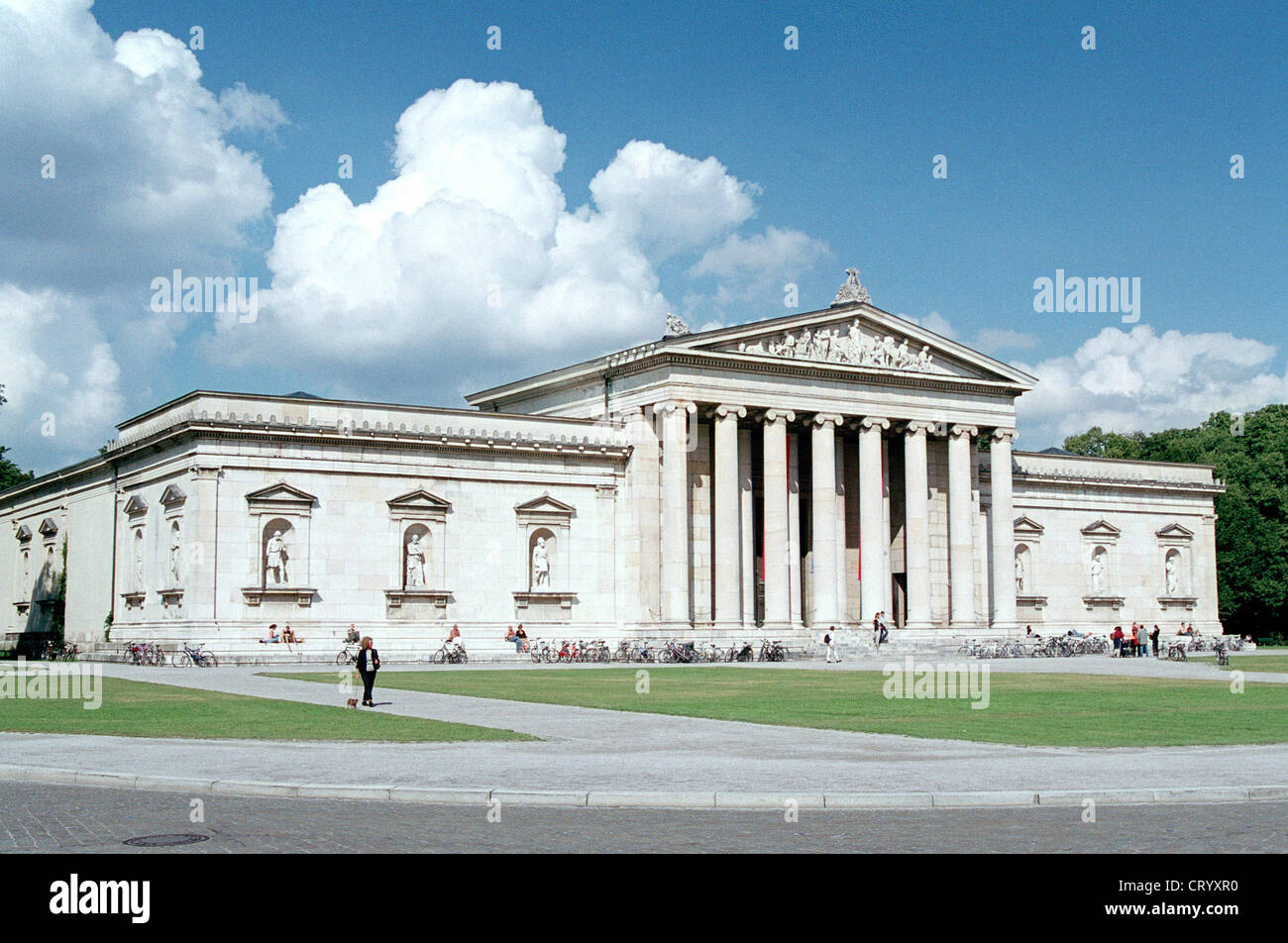 The sculpture gallery on Koenigsplatz in Munich Stock Photo - Alamy