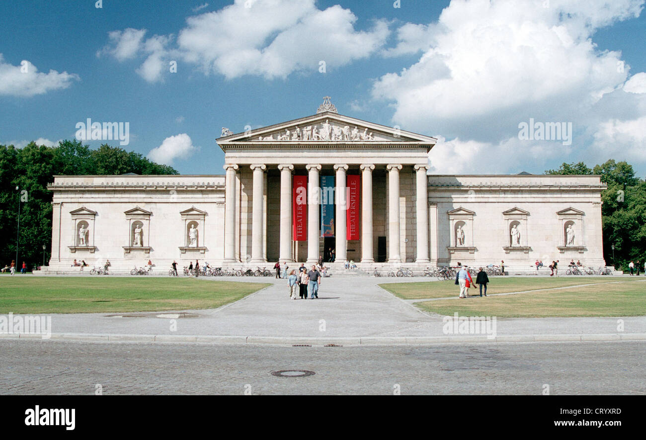 The sculpture gallery on Koenigsplatz in Munich Stock Photo - Alamy