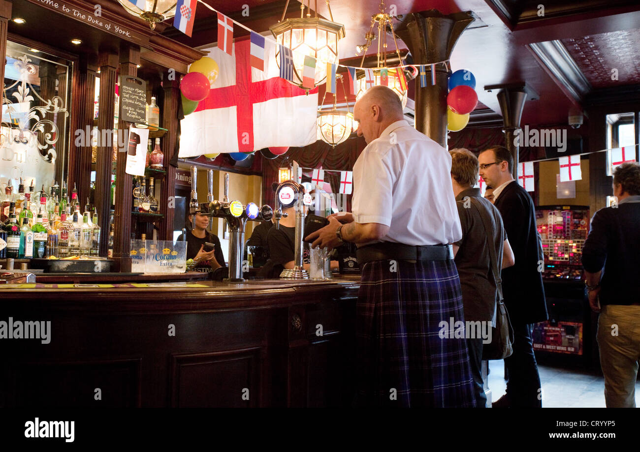 Scotsman in kilt hi-res stock photography and images - Alamy
