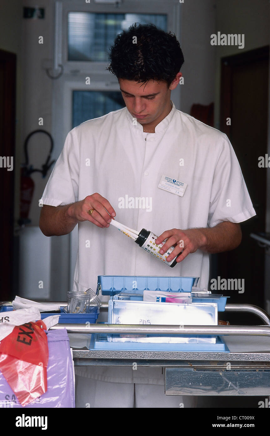 NURSE DISPENSING DRUGS Stock Photo - Alamy
