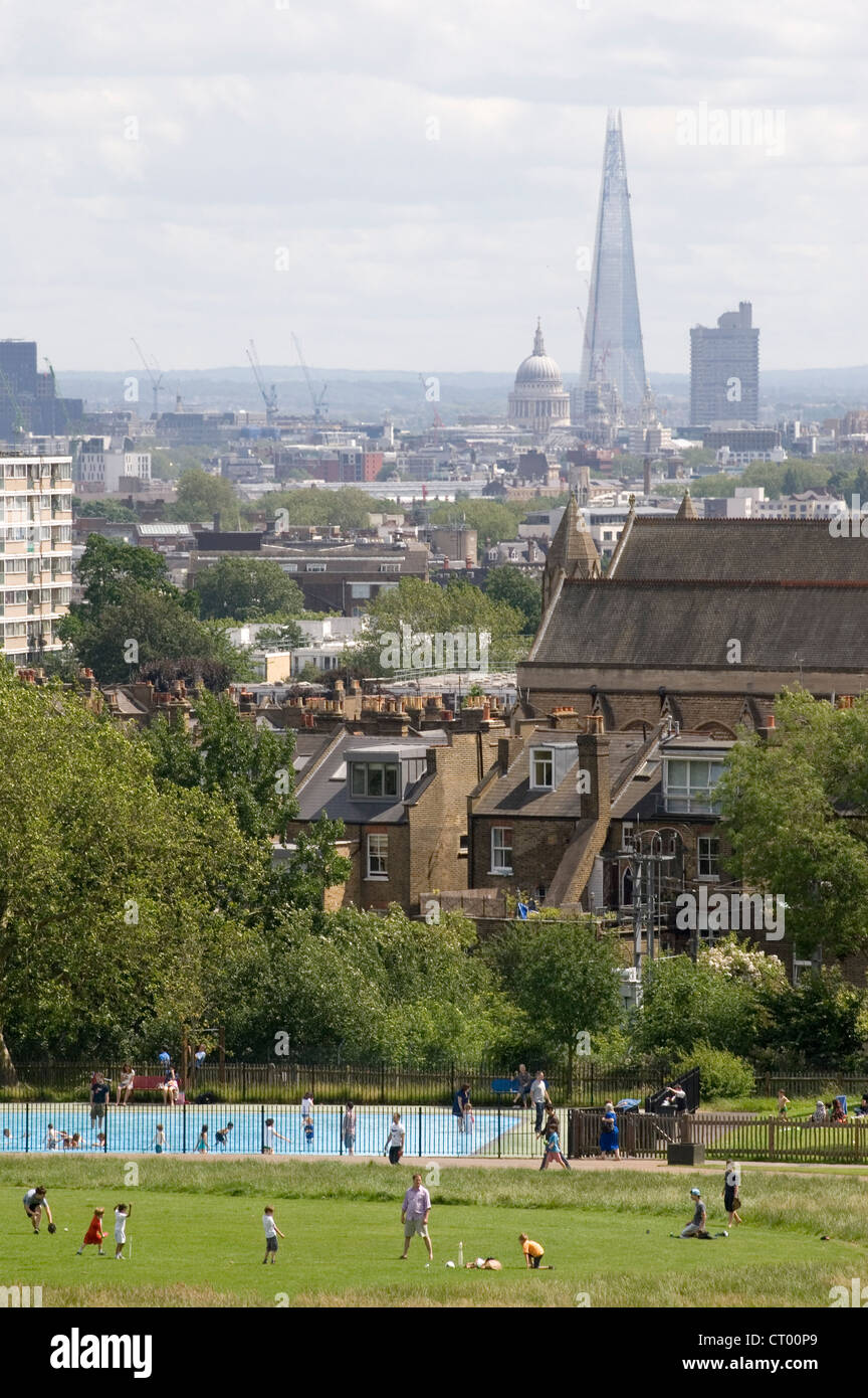London fields lido london hi-res stock photography and images - Alamy