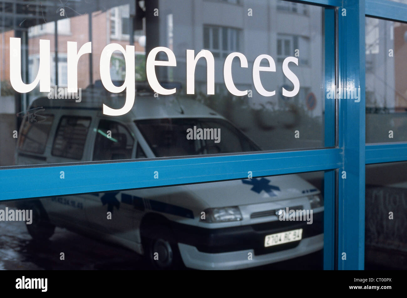 EMERGENCY WARD SIGNPOST Stock Photo - Alamy