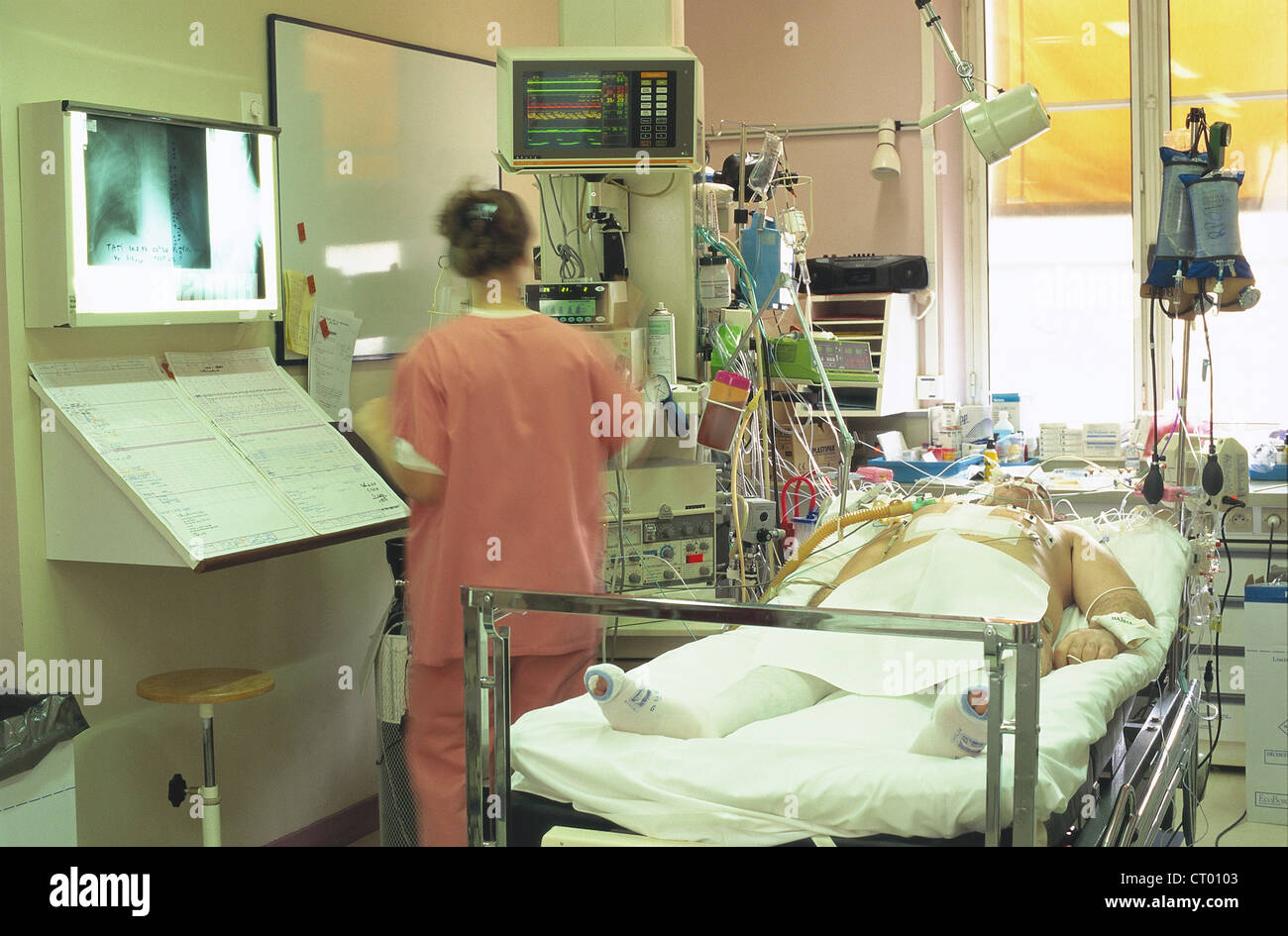 Sick man in icu hi-res stock photography and images - Alamy