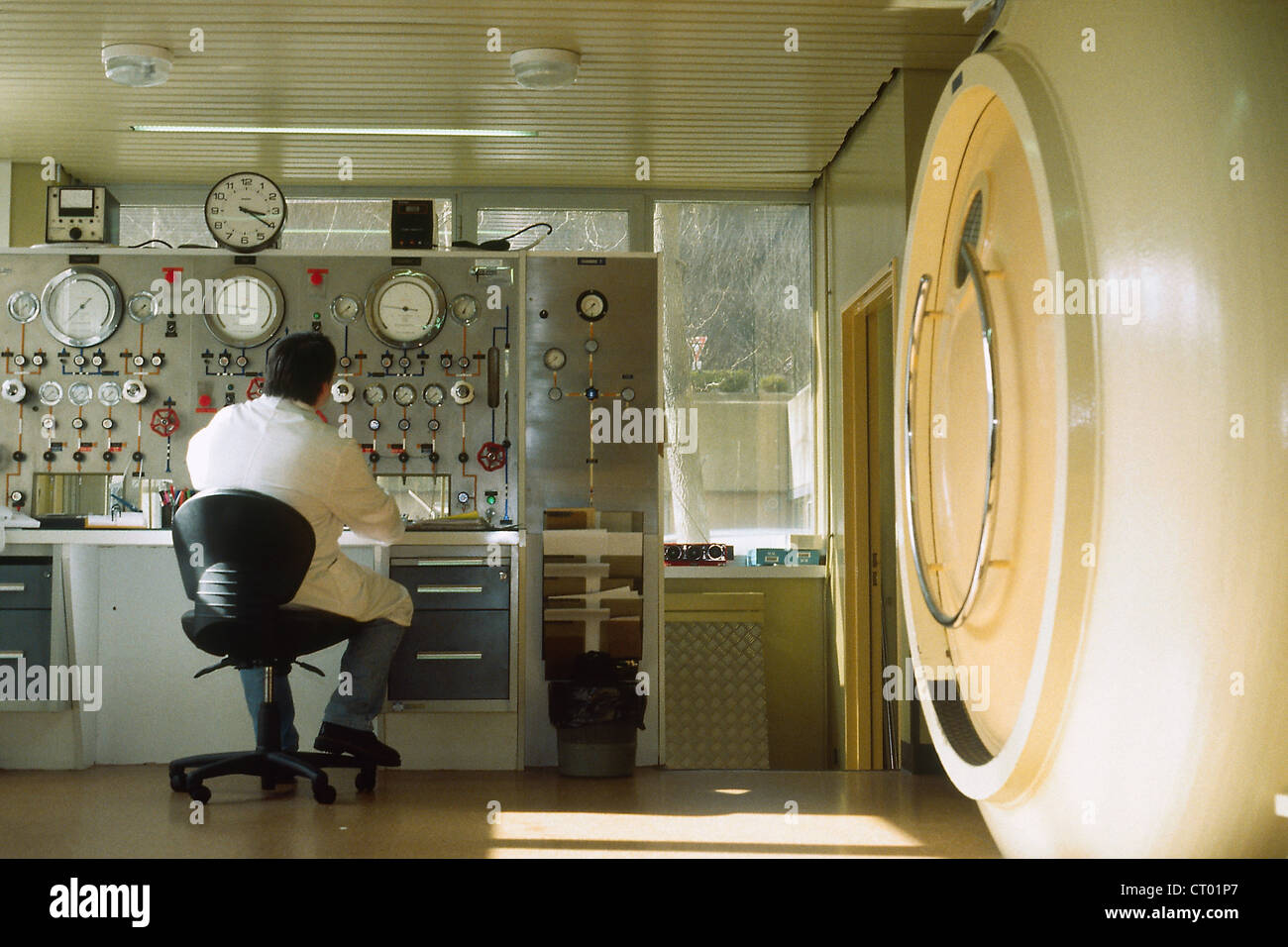 Diving chamber hi-res stock photography and images - Alamy