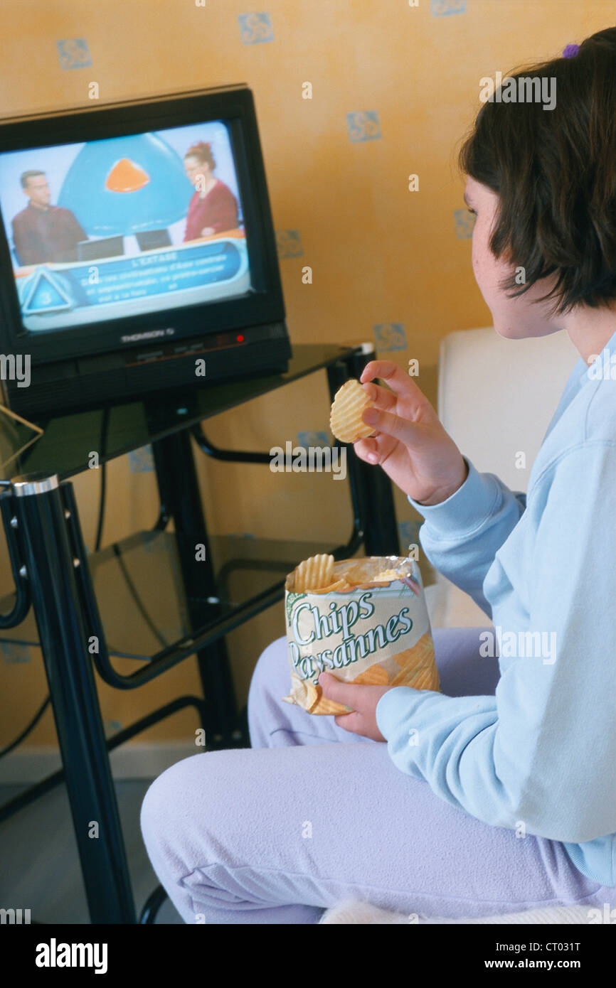 Children eating potato chips hi-res stock photography and images - Alamy