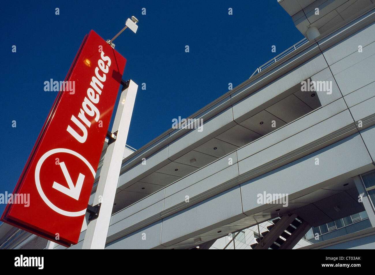 EMERGENCY WARD SIGNPOST Stock Photo - Alamy