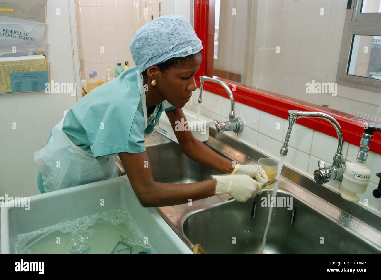 Worker cleaning surgical instruments hi-res stock photography and ...