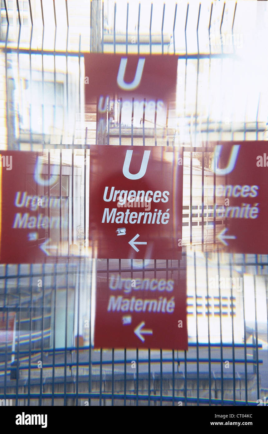 EMERGENCY WARD SIGNPOST Stock Photo - Alamy