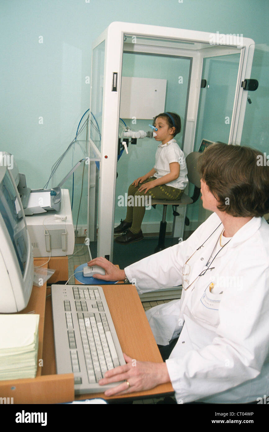 BREATHING, SPIROMETRY IN A CHILD Stock Photo - Alamy