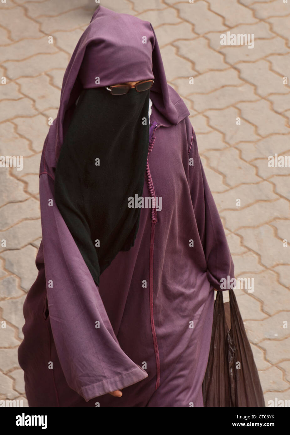Woman in burqa hi-res stock photography and images - Alamy