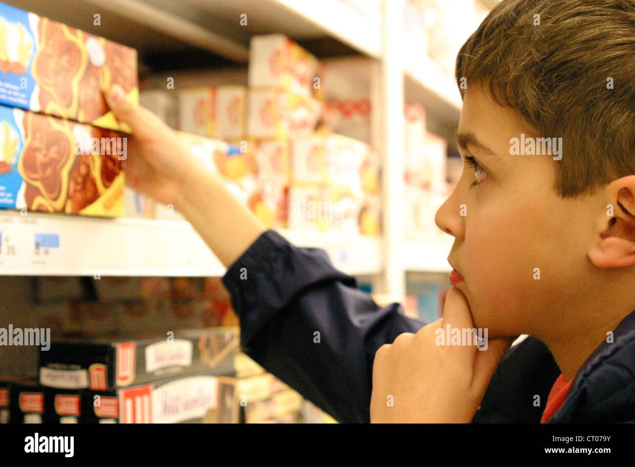 Buying lunch child hi-res stock photography and images - Alamy