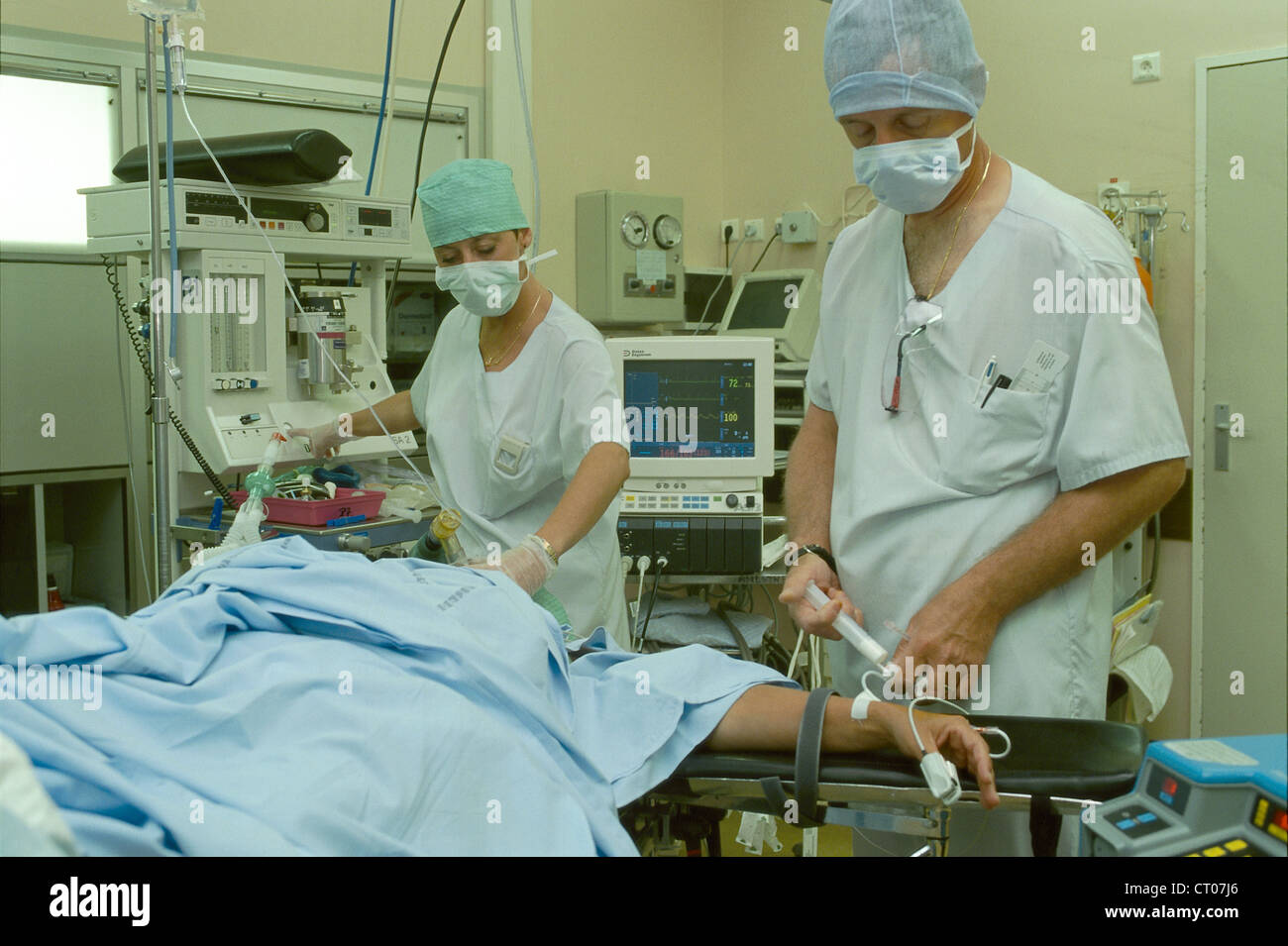 Anaesthetists with anaesthetic mask hi-res stock photography and images ...