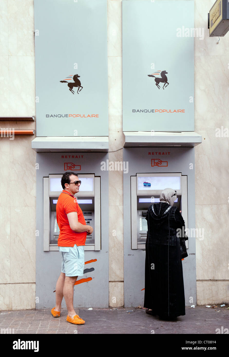 Arab man atm machine hi-res stock photography and images - Alamy