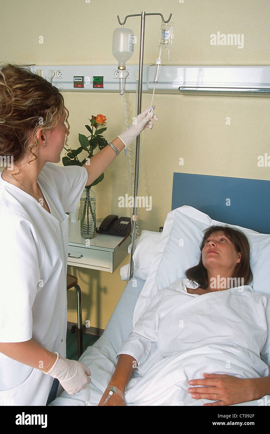 WOMAN HOSPITAL PATIENT W. NURSE Stock Photo - Alamy
