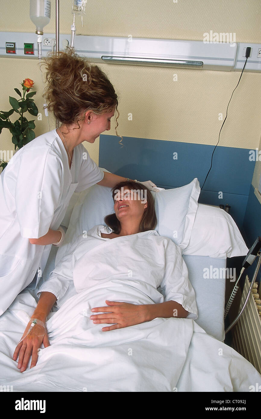 WOMAN HOSPITAL PATIENT W. NURSE Stock Photo - Alamy