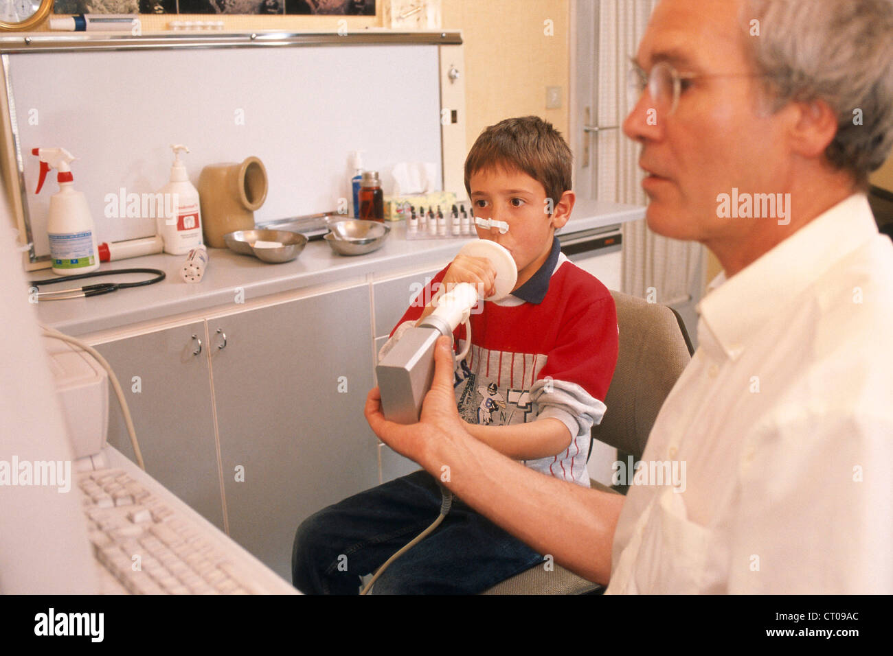 BREATHING, SPIROMETRY IN A CHILD Stock Photo - Alamy