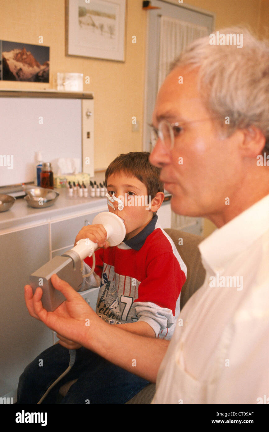BREATHING, SPIROMETRY IN A CHILD Stock Photo - Alamy