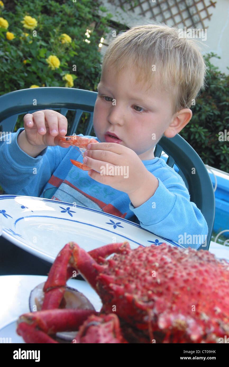 Children feeding fish hi-res stock photography and images - Alamy