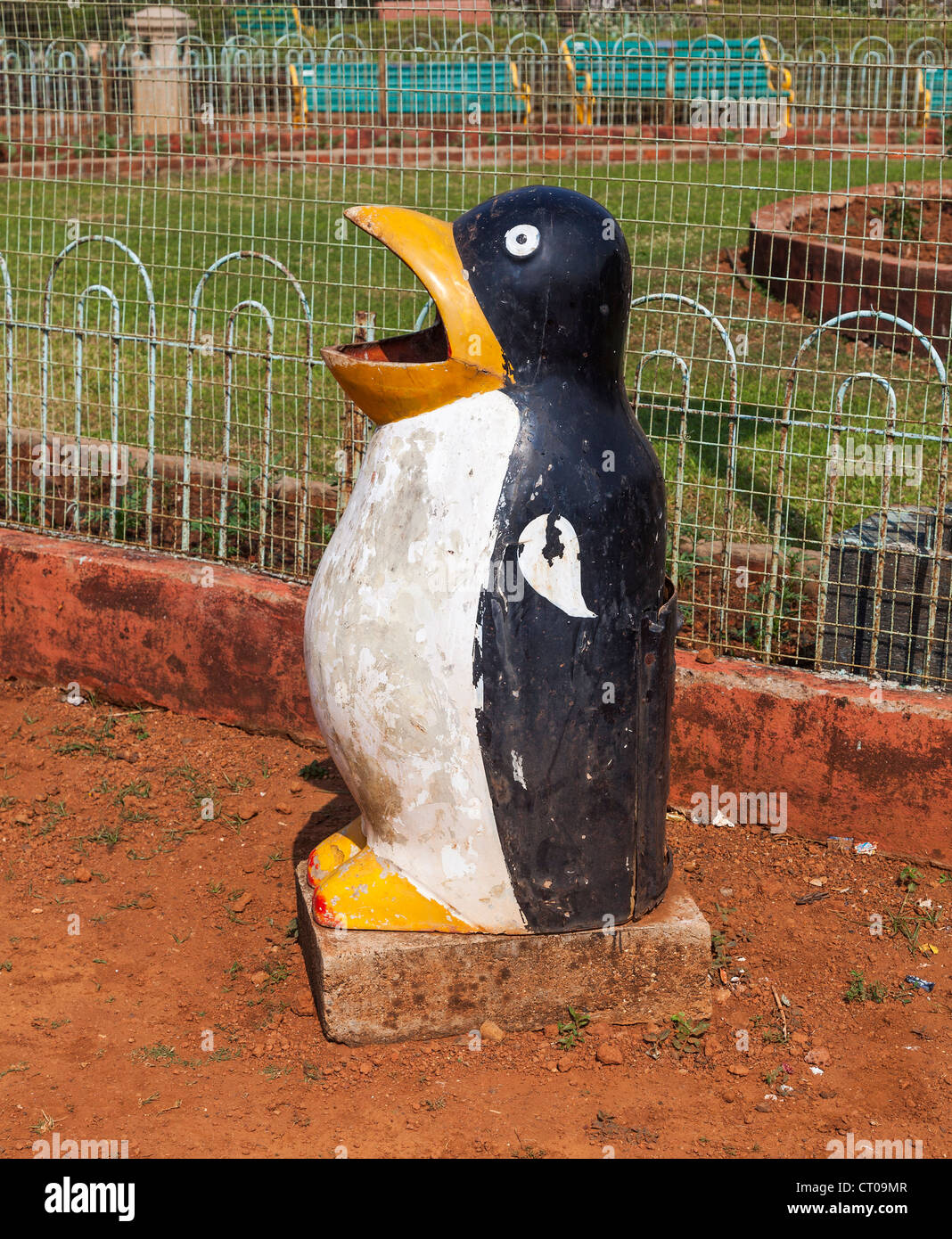 Penguin rubbish bin in a public park in Mumbai, India Stock Photo - Alamy