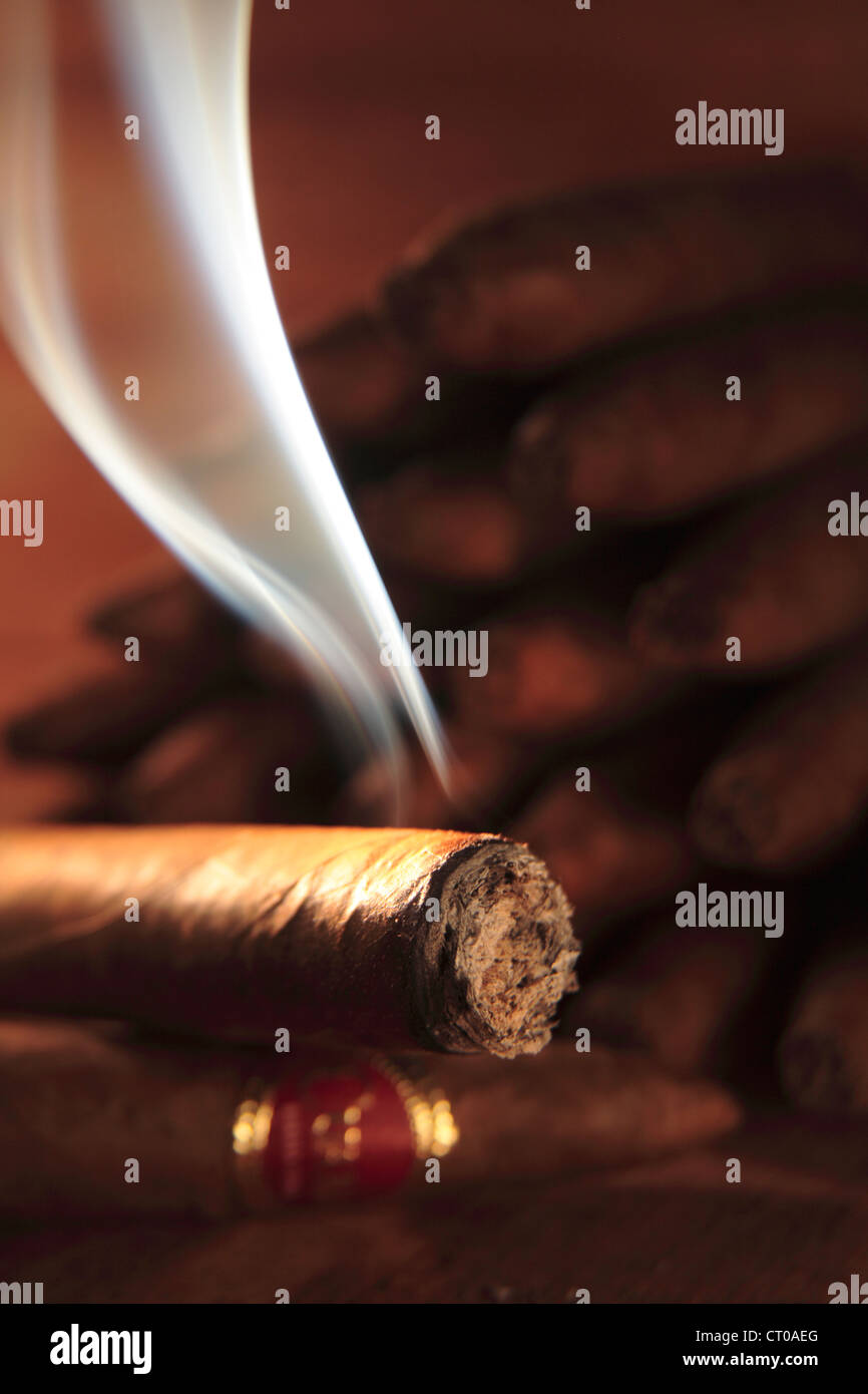 Burning Cuban cigar Stock Photo - Alamy