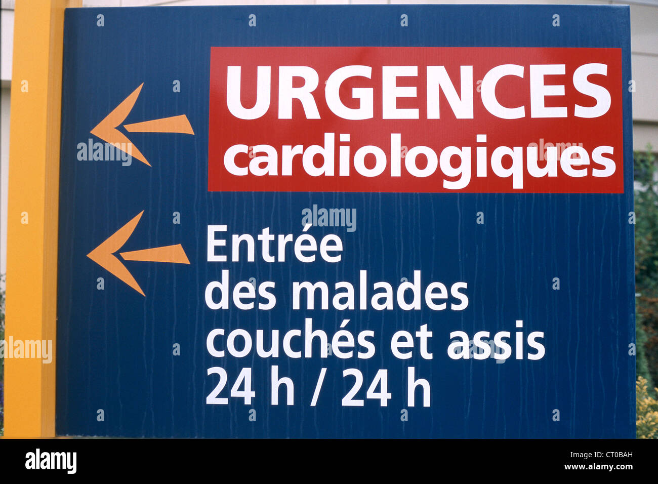 EMERGENCY WARD SIGNPOST Stock Photo - Alamy