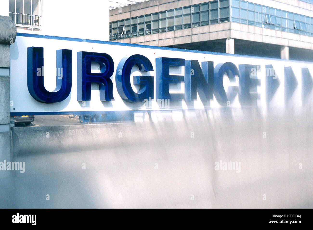 EMERGENCY WARD SIGNPOST Stock Photo - Alamy