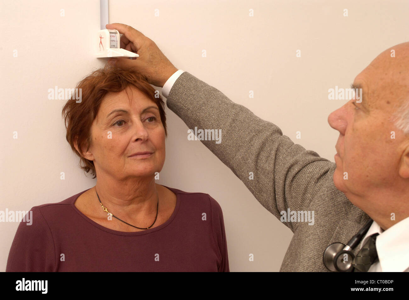 MEASURING HEIGHT, ELDERLY PERSON Stock Photo - Alamy