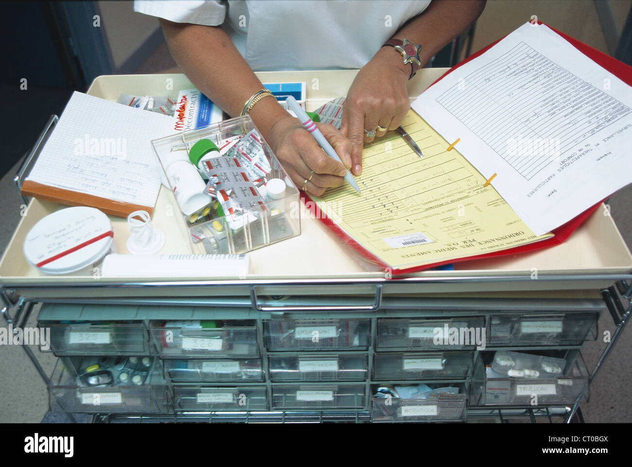 NURSE DISPENSING DRUGS Stock Photo - Alamy