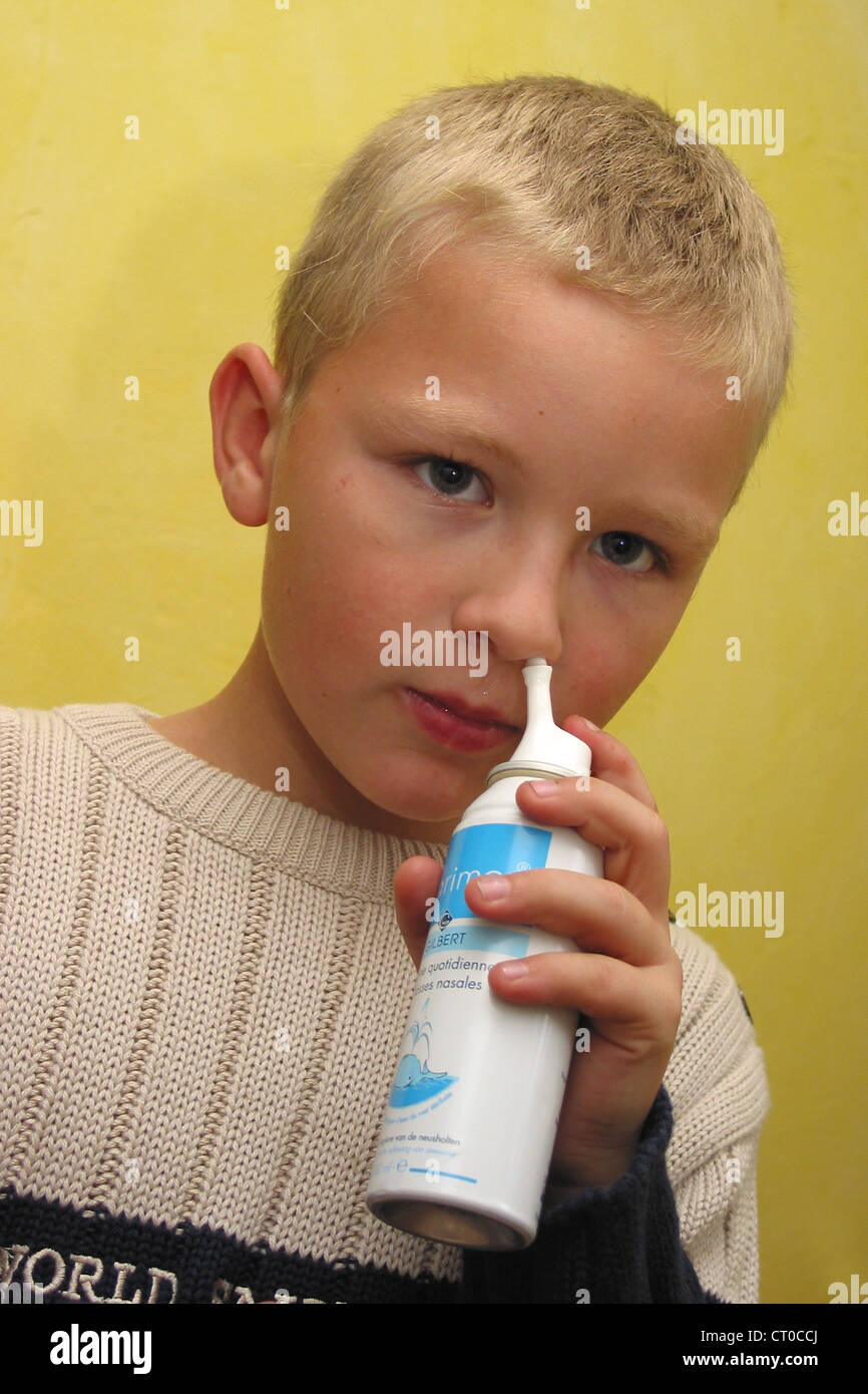 CHILD USING NOSE SPRAY Stock Photo - Alamy