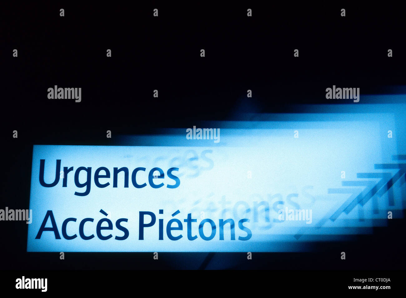 EMERGENCY WARD SIGNPOST Stock Photo - Alamy