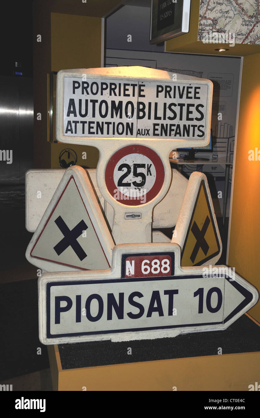 Red michelin sign hi-res stock photography and images - Alamy