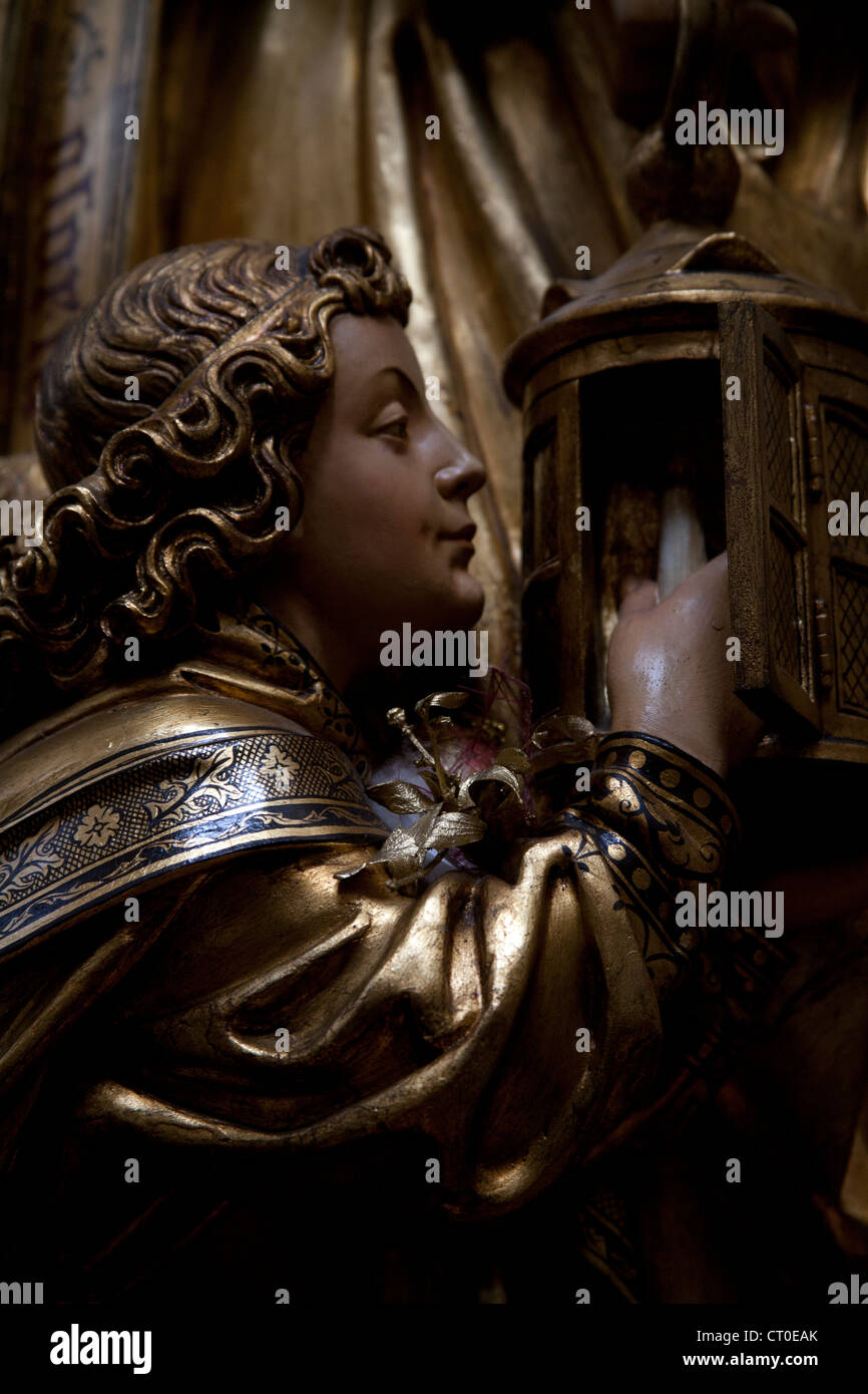 Angel statue and candle hi-res stock photography and images - Alamy