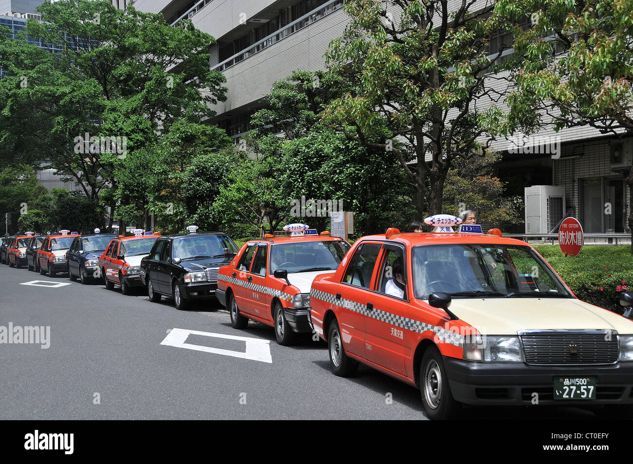 Black taxis tokyo hi-res stock photography and images - Alamy