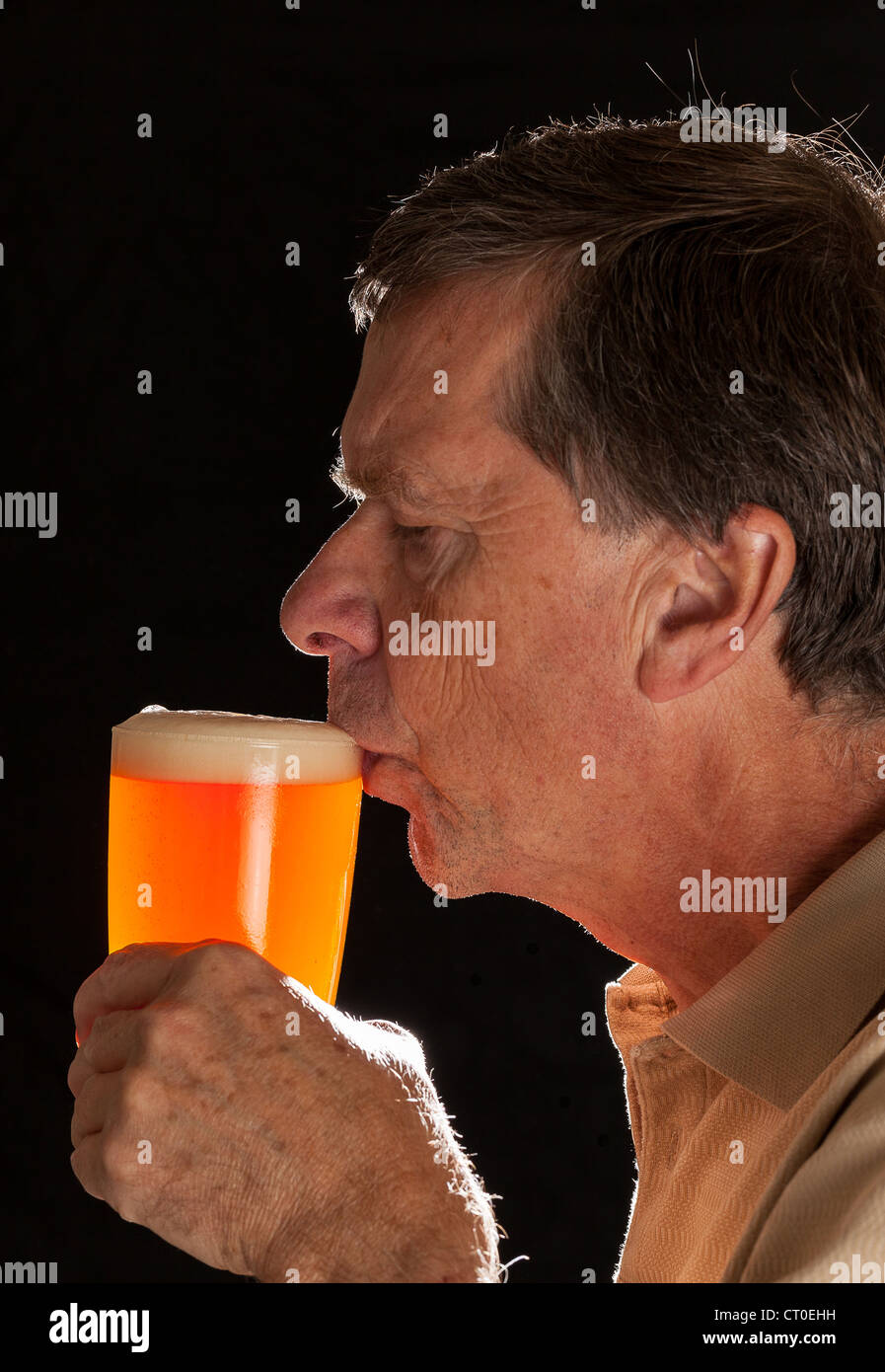 Man and pint black and white hi-res stock photography and images - Alamy