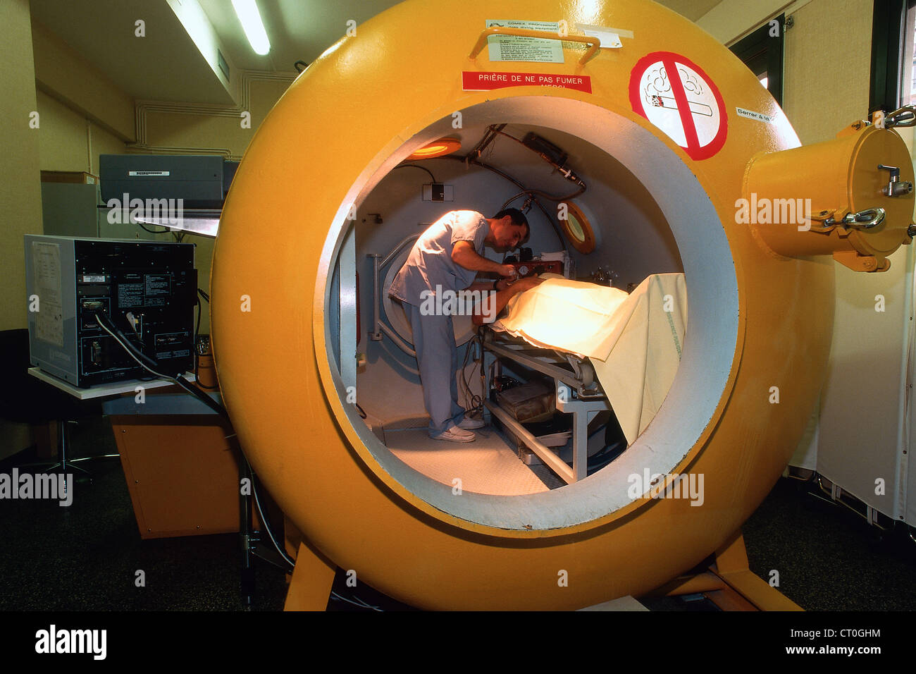 Decompression sickness hi-res stock photography and images - Alamy