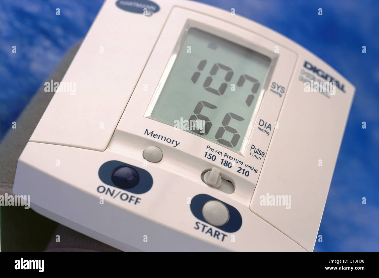 Digital sphygmomanometers hi-res stock photography and images - Alamy