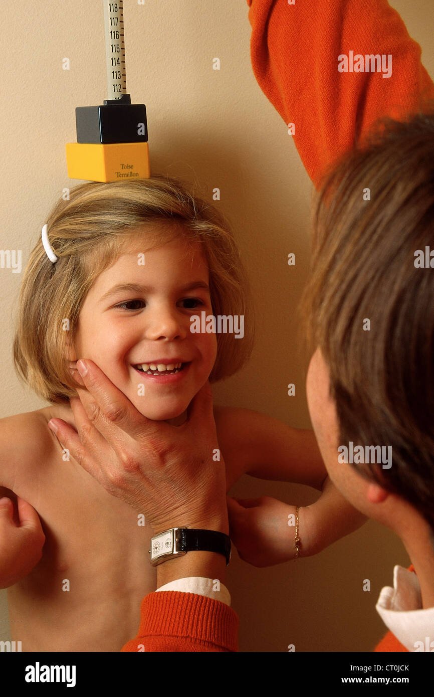 MEASURING HEIGHT IN A CHILD Stock Photo - Alamy